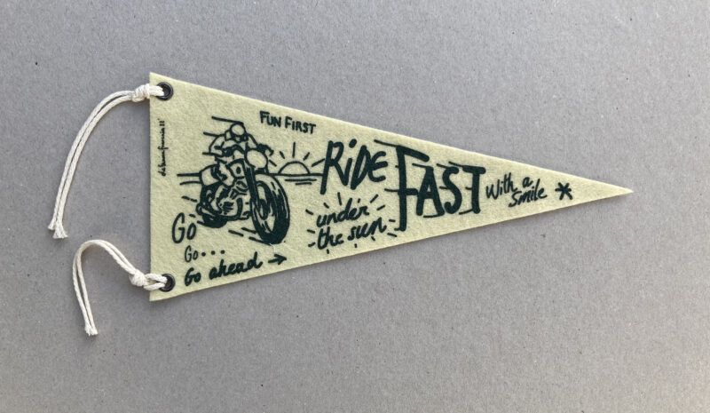 Petit Fanion "RIDE FAST" - LE FANION FRANÇAIS